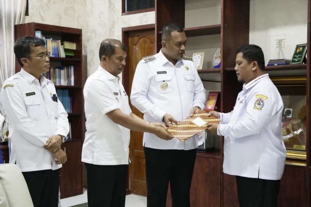 Bupati dan Wakil Bupati Toba Menyerahkan Surat Keputusan Kepada Empat ...